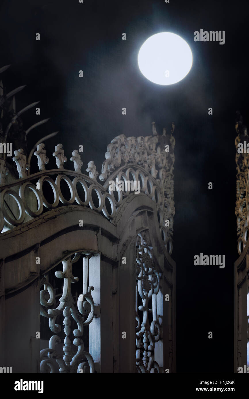 Spooky gates hi-res stock photography and images - Alamy