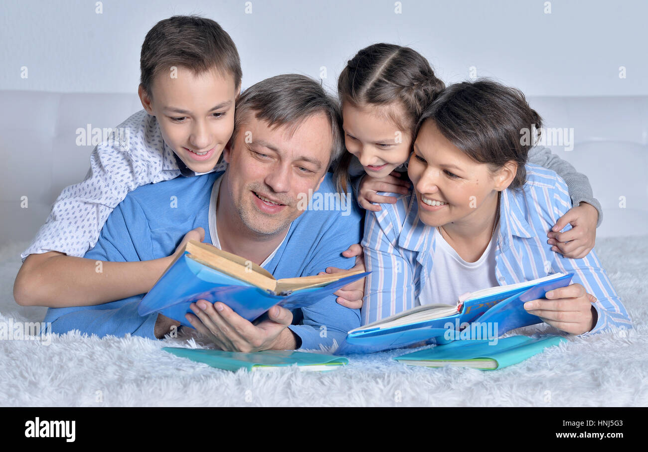 family reading books Stock Photo - Alamy