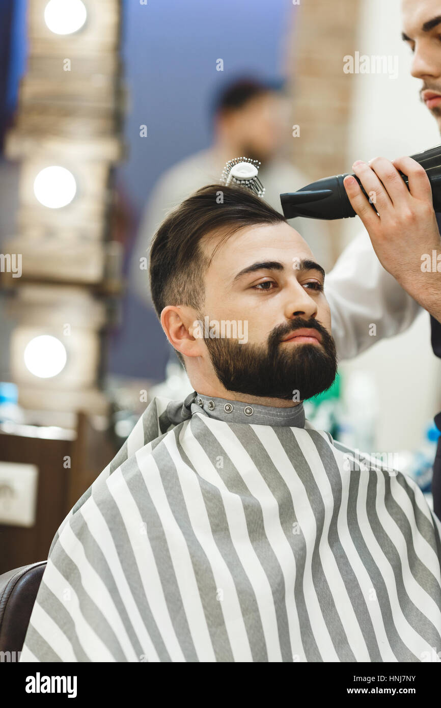 Barber doing a haircut Stock Photo - Alamy