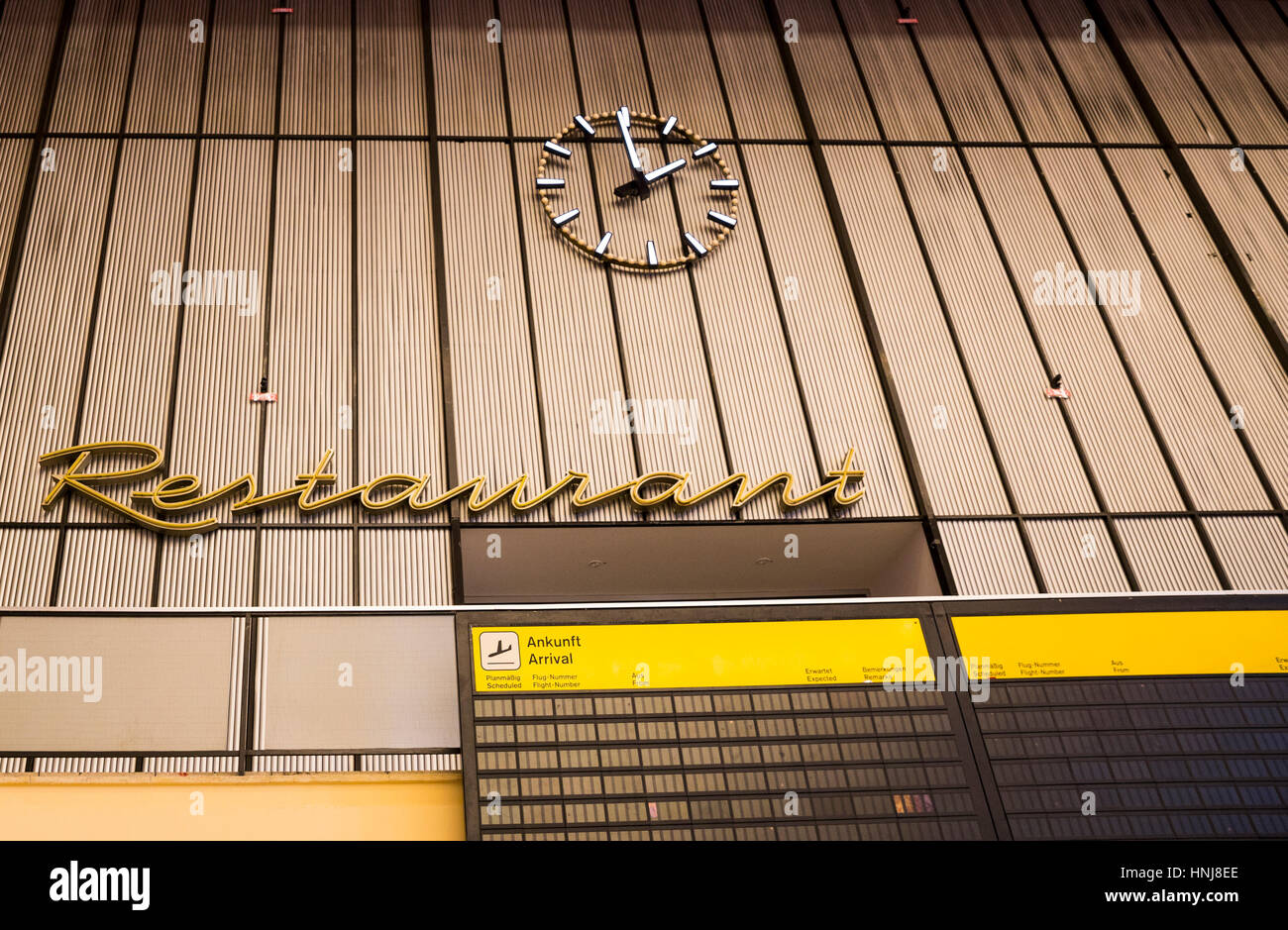 Airport eating sign hi-res stock photography and images - Alamy