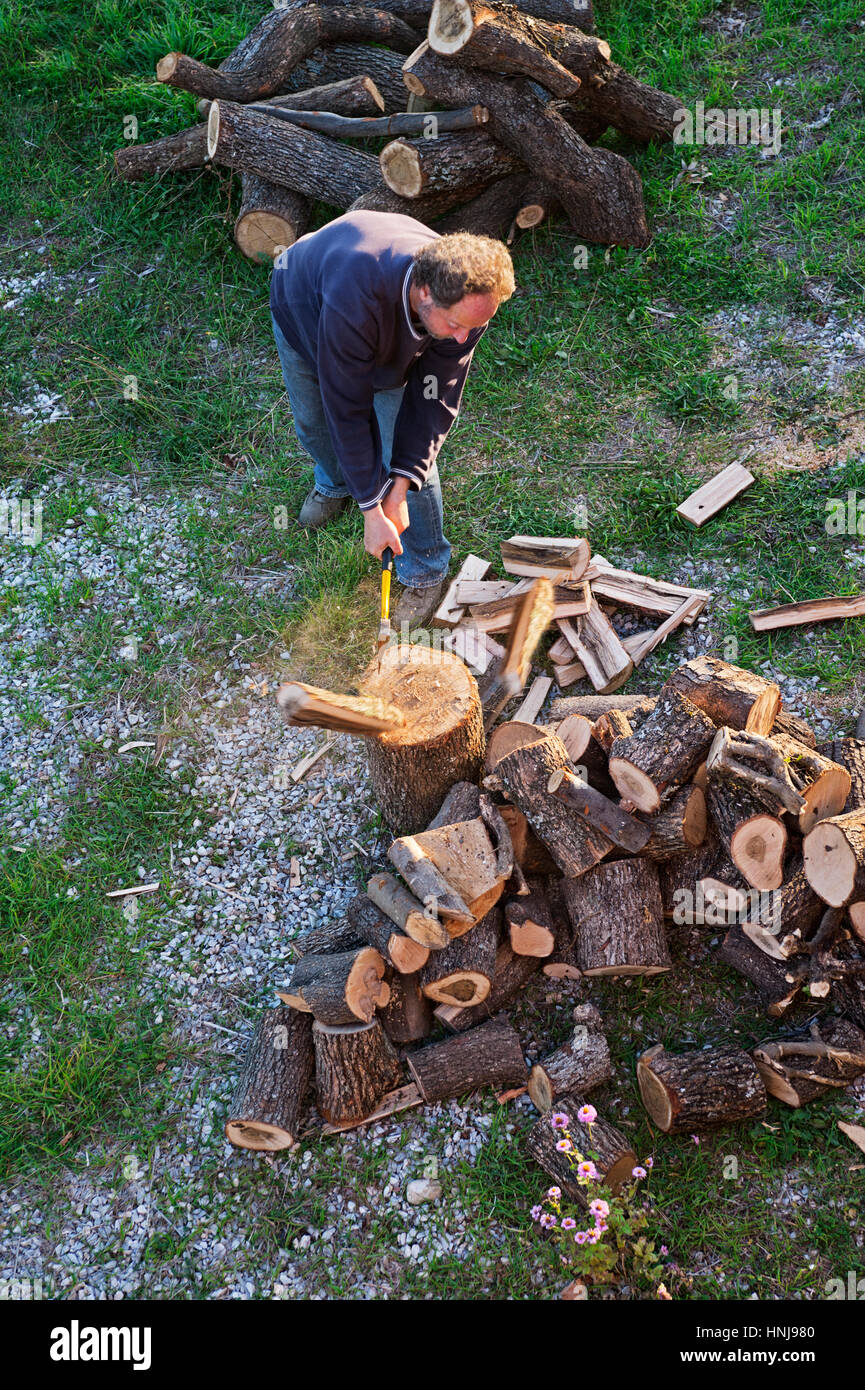Man chopping wood hi-res stock photography and images - Alamy