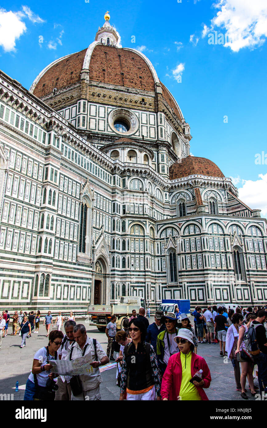 Street view of Il Duomo, the Cathedral of Saint Mary of the Flower ...