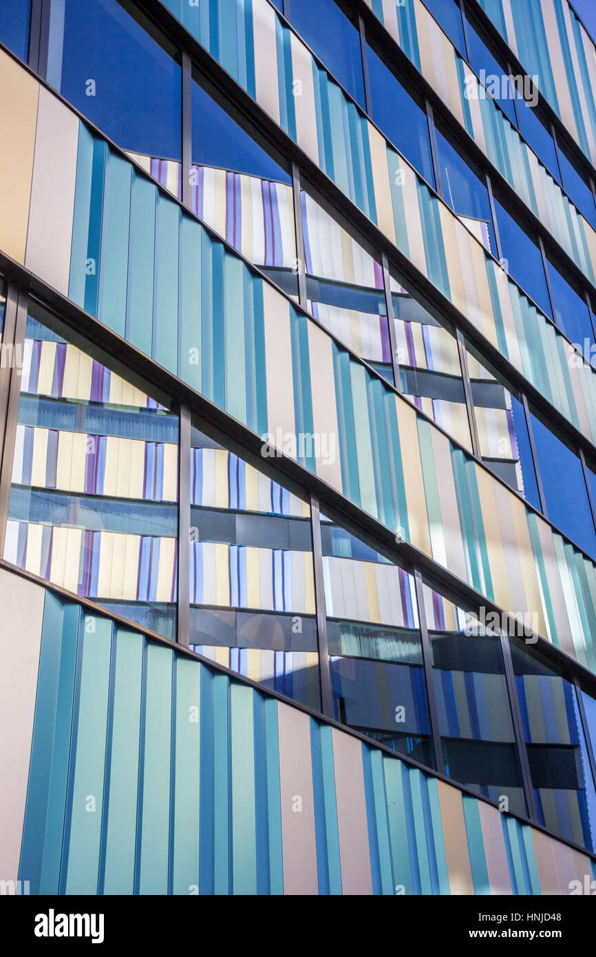 Reflecting windows hi-res stock photography and images - Alamy