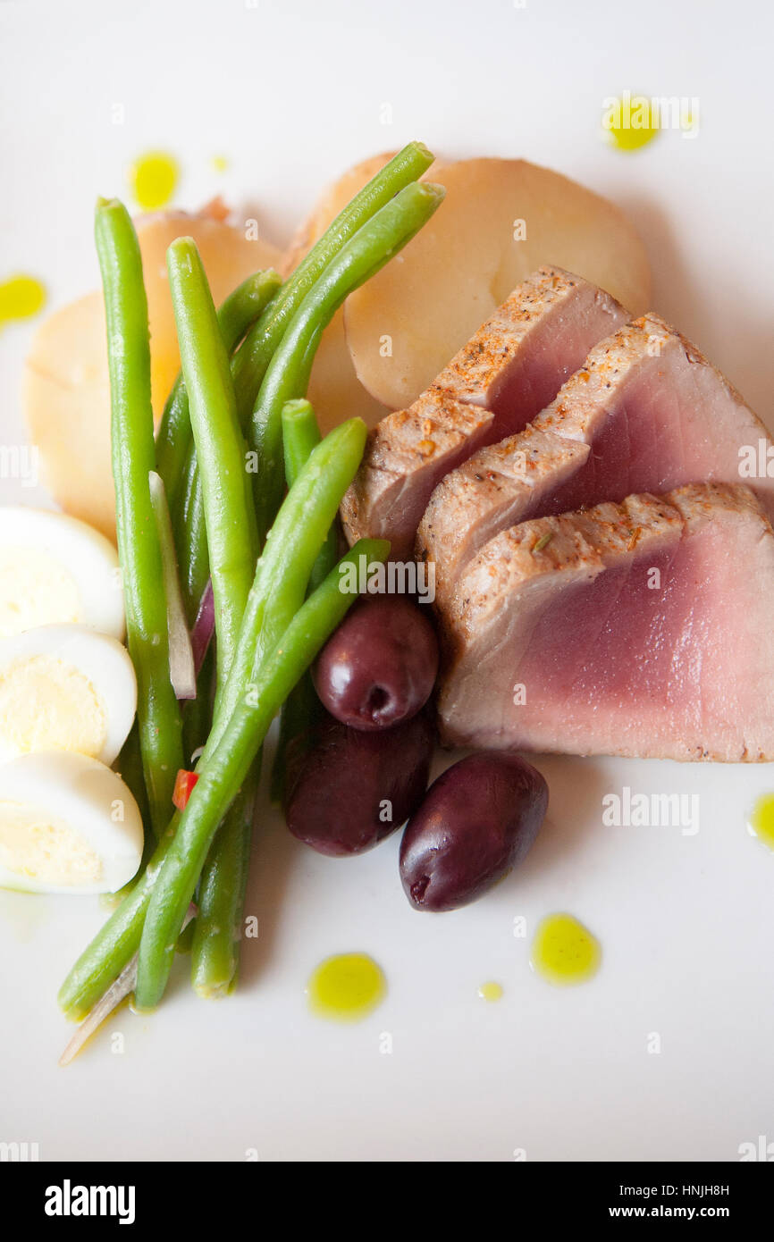 Seared tuna with green beans, olives and eggs Stock Photo - Alamy