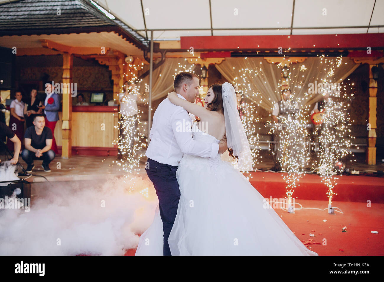 the bride and groom dance first dance Stock Photo - Alamy