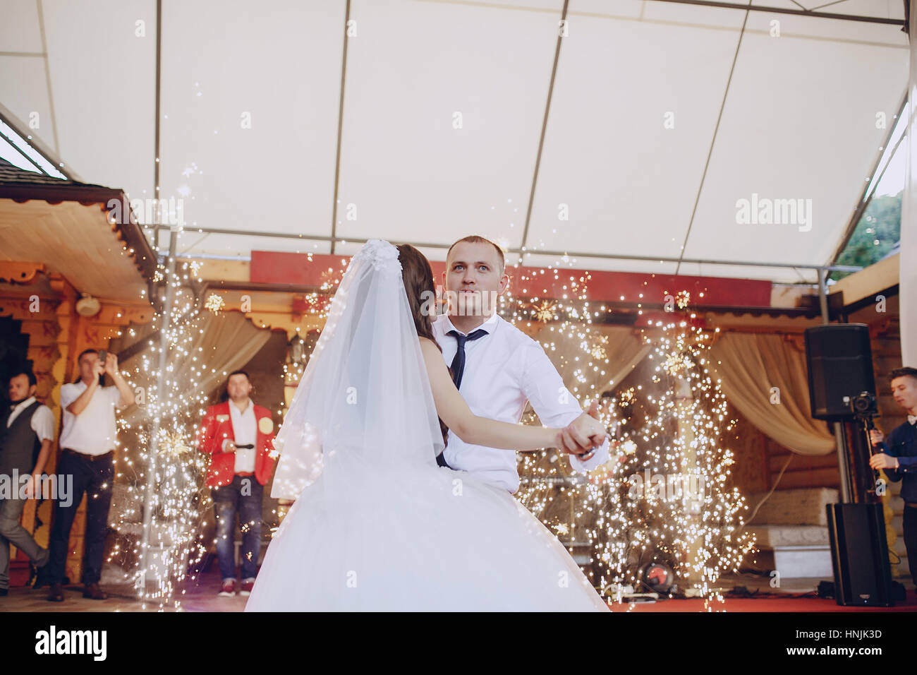 the bride and groom dance first dance Stock Photo - Alamy