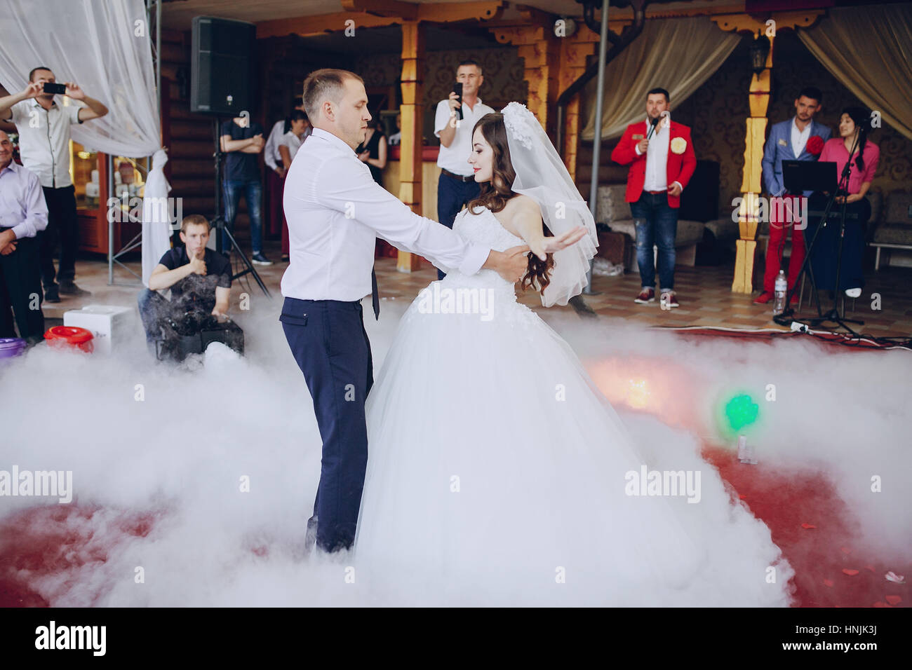 the bride and groom dance first dance Stock Photo - Alamy