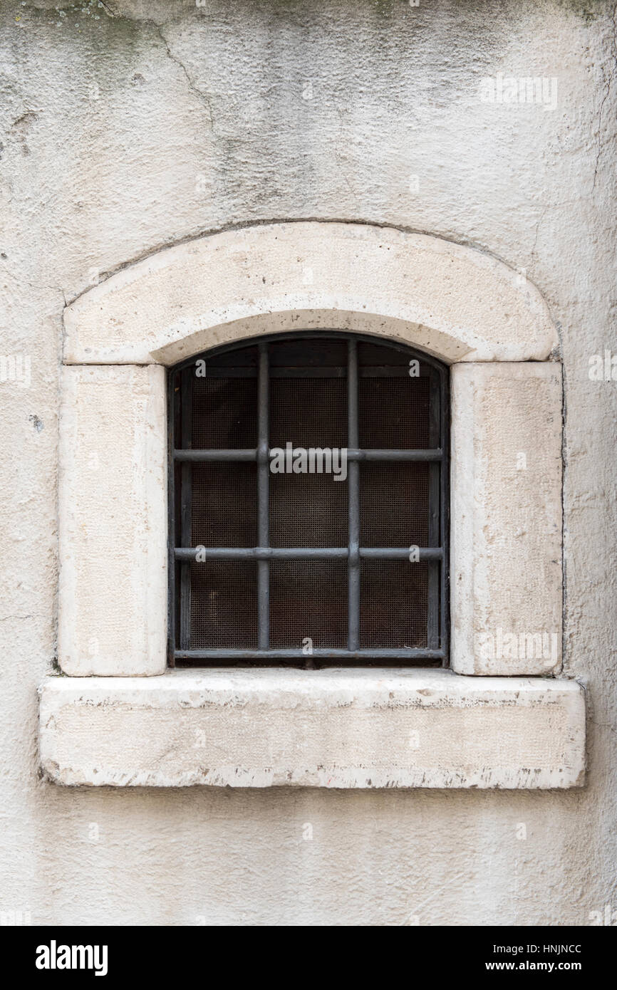 Medieval jail window hi-res stock photography and images - Alamy