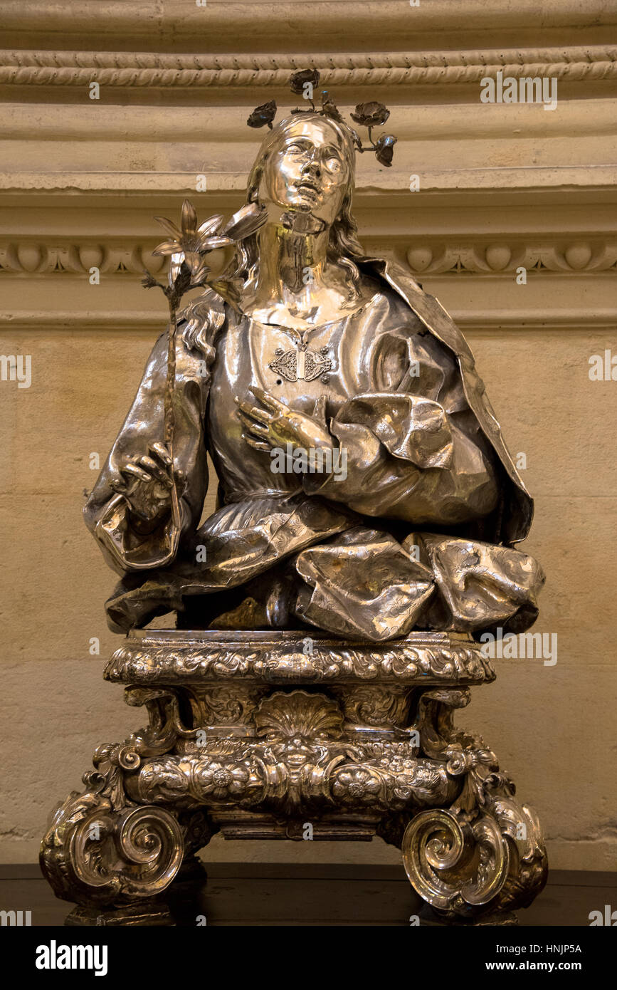 Silver statue hi-res stock photography and images - Alamy