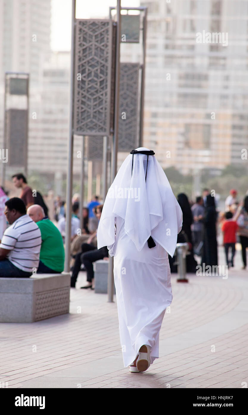 Traditional Saudi Dress Stock Photos & Traditional Saudi Dress Stock ...