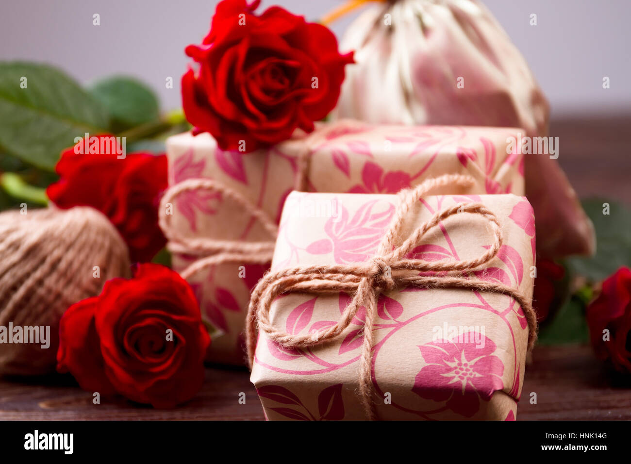 Gift box and red roses Stock Photo - Alamy
