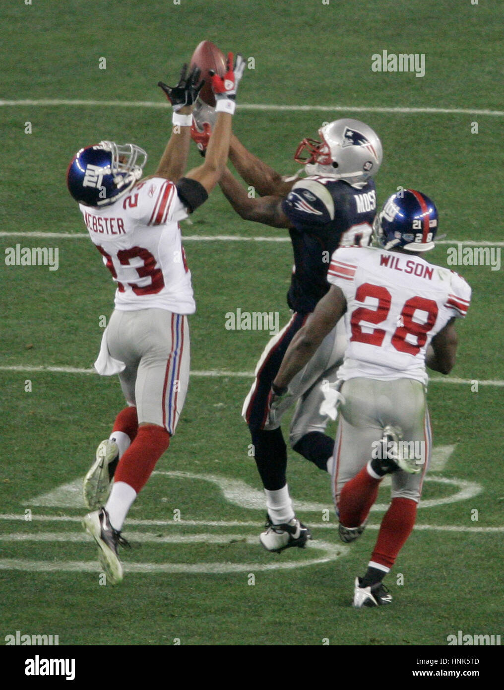 The New York Giants Corey Webster, left, and Gibril Wilson (28) knock ...