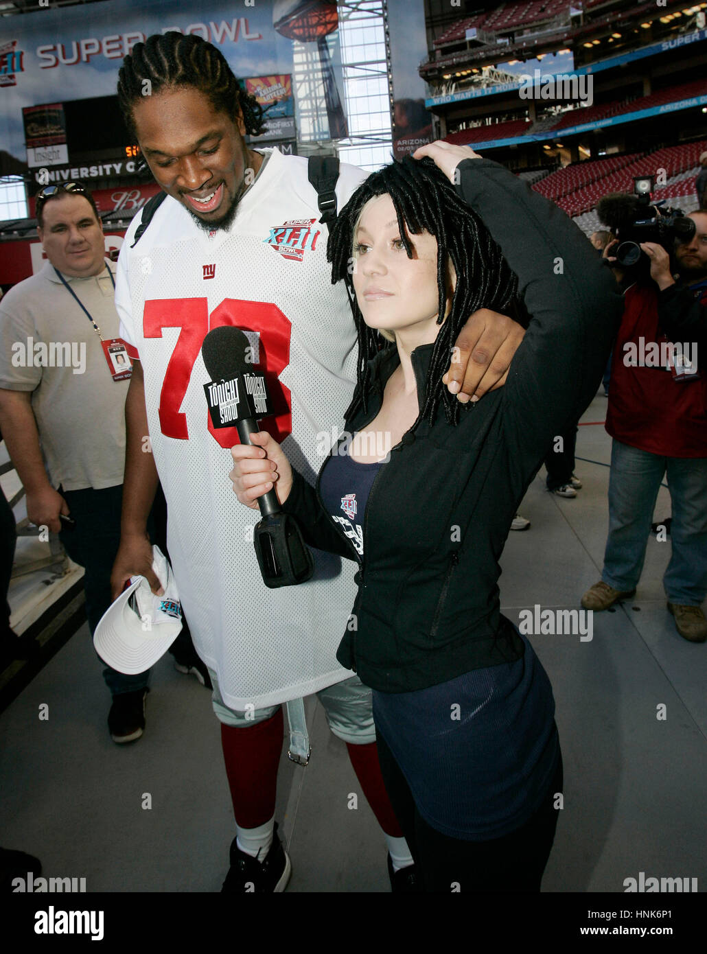 American Idol finalist and Tonight Show reporter Kellie Pickler wears a ...