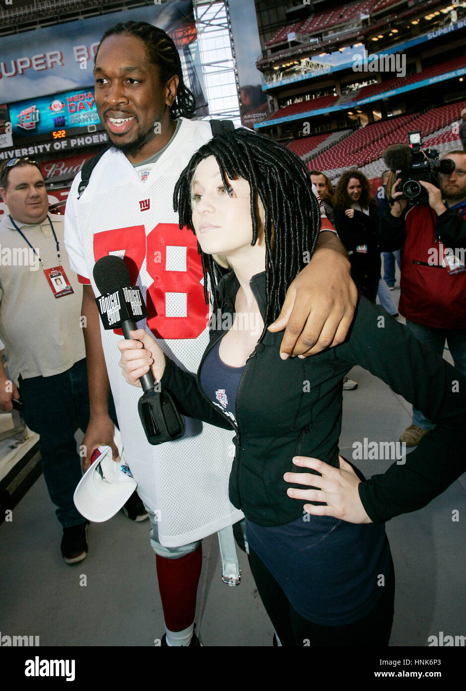 American Idol finalist and Tonight Show reporter Kellie Pickler wears a ...