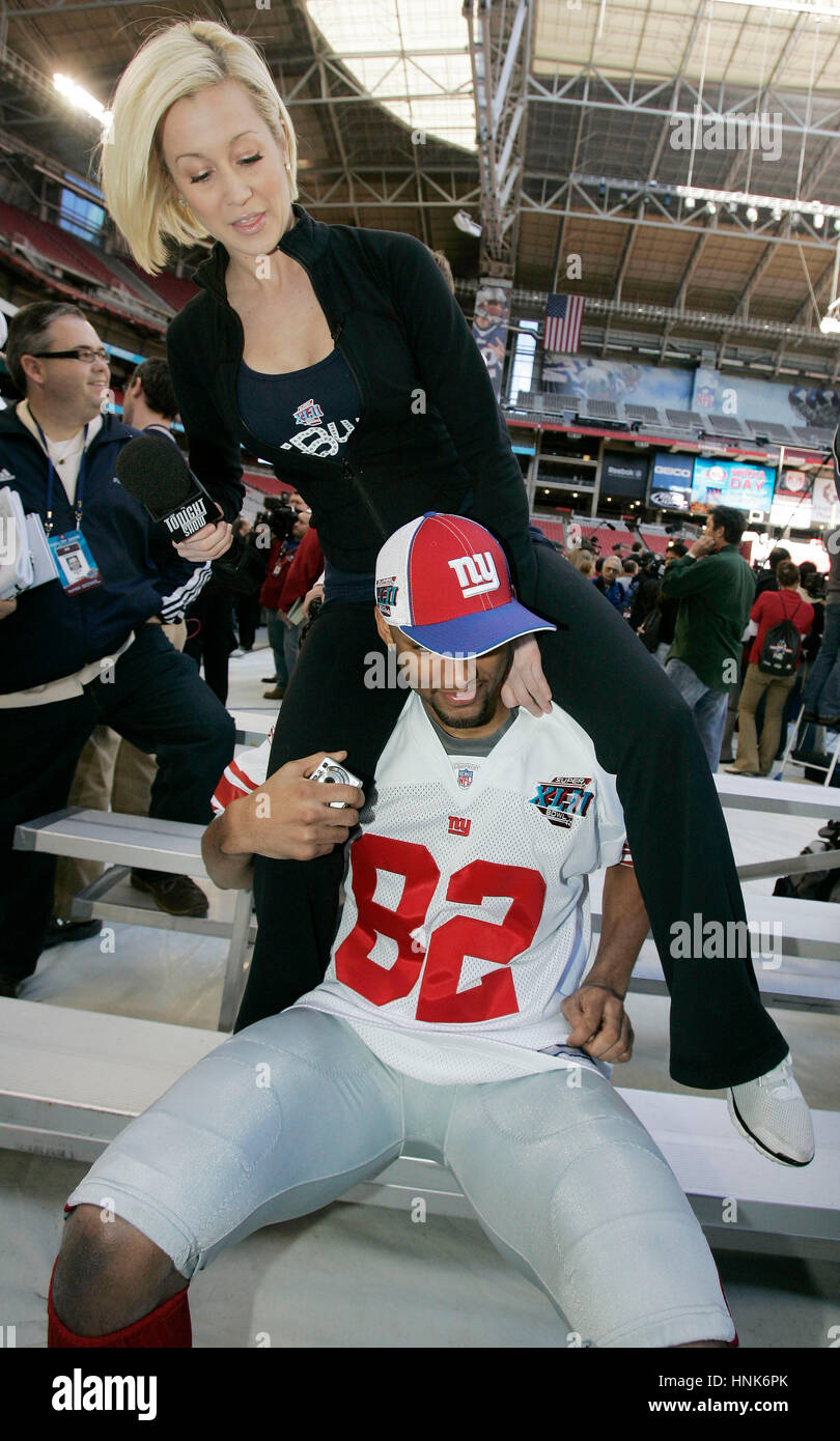 American Idol finalist and Tonight Show reporter Kellie Pickler sits on ...