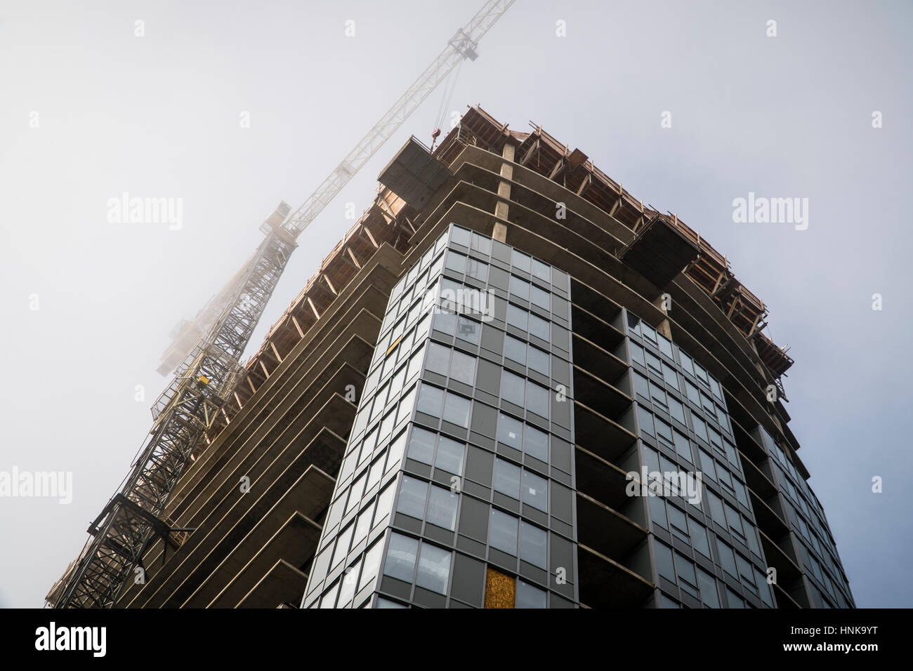 Crane over building under hi-res stock photography and images - Alamy