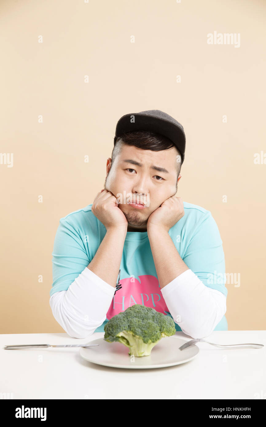 Vegetables cut out plate broccoli hi-res stock photography and images ...