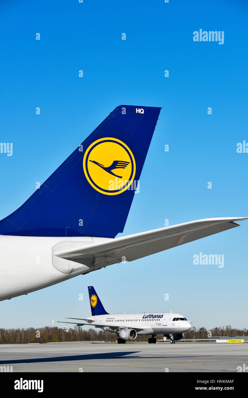 Lufthansa tail hi-res stock photography and images - Alamy