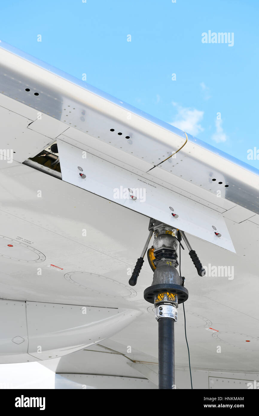 Tank nozzle on wing, refueling, Sun Express, Boeing B 737, Munich ...