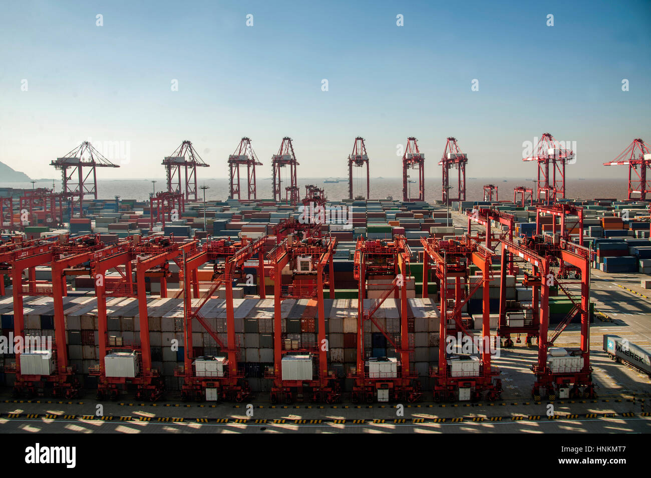 Container loading on ship china hi-res stock photography and images - Alamy