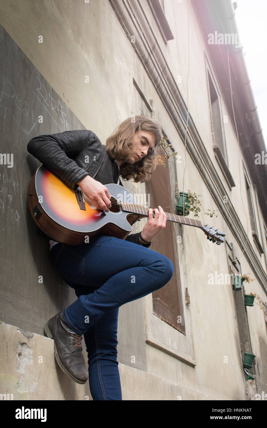 Outdoor guitarist hi-res stock photography and images - Alamy