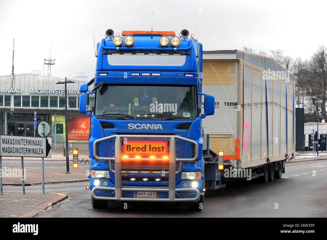 Truck oversize load sign hi-res stock photography and images - Alamy
