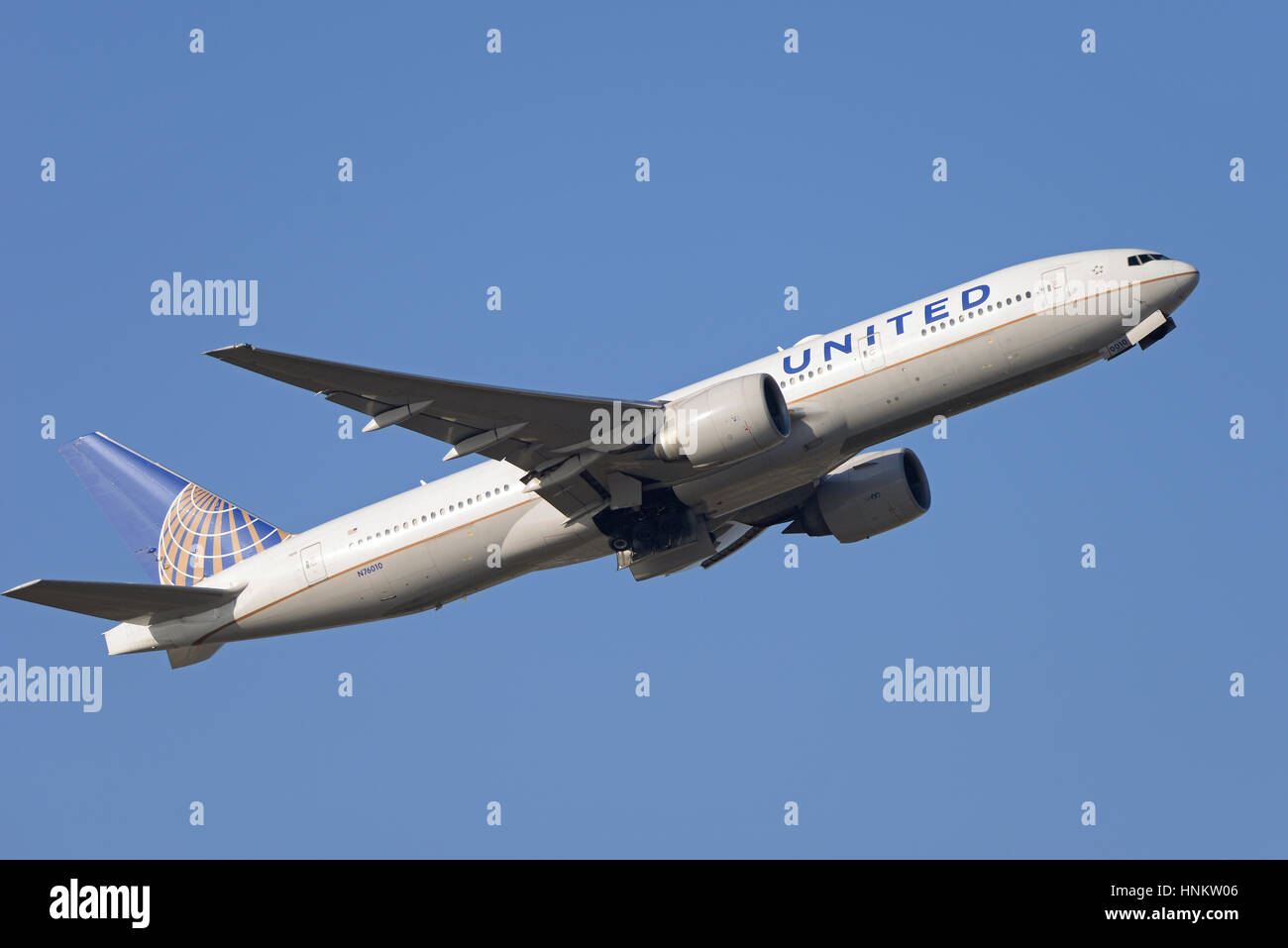 United Airlines Boeing 777-224ER N76010 taking off from London Heathrow ...