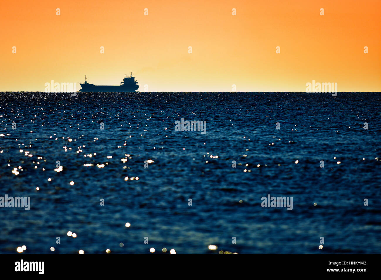 Sunset ship silhouette hi-res stock photography and images - Alamy