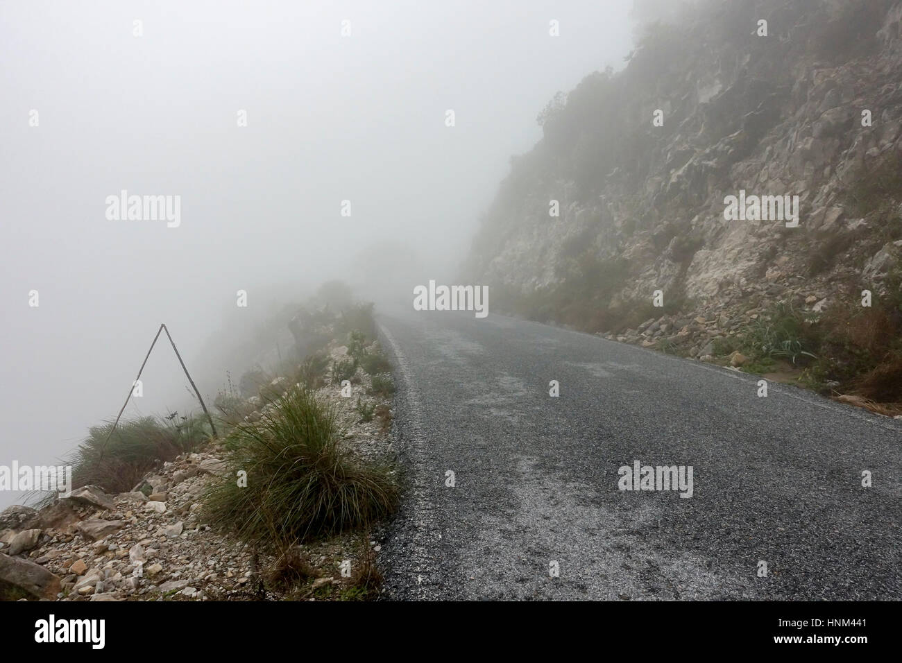 Road vanishing into mist hi-res stock photography and images - Alamy
