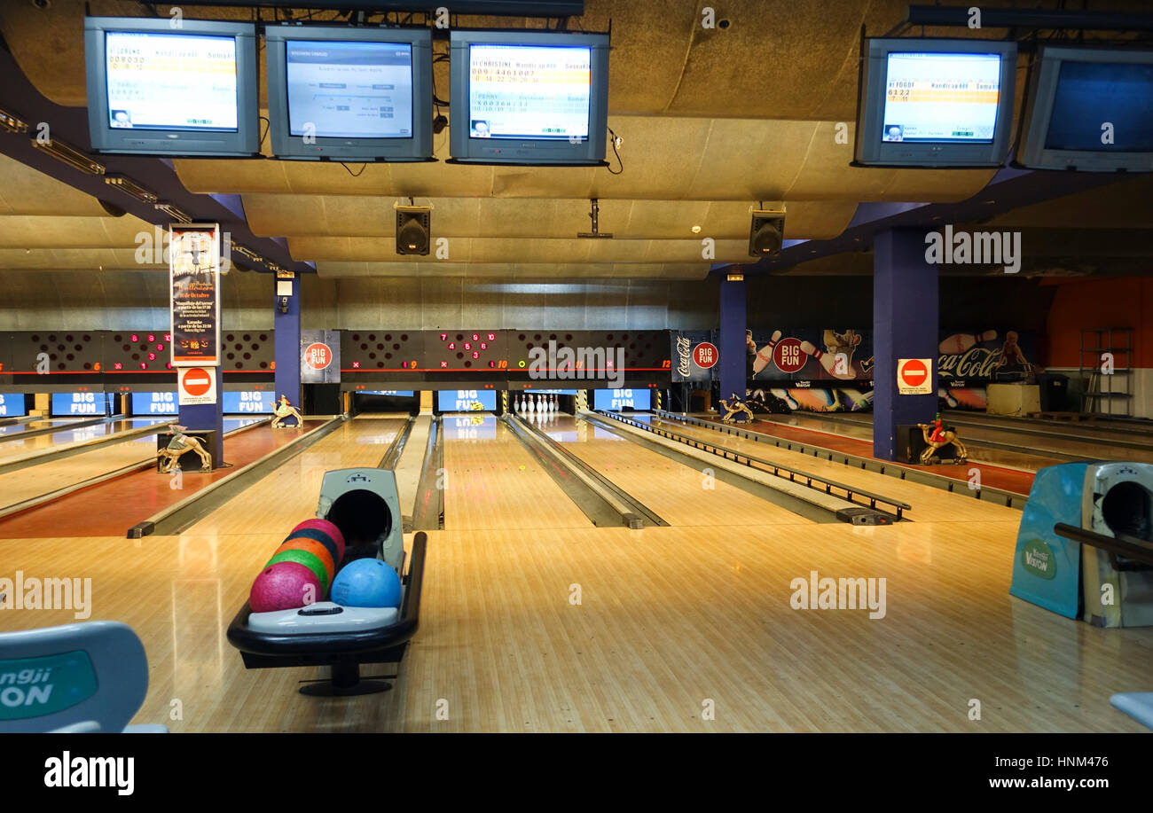 Bowling lanes plaza mayor malaga hi-res stock photography and images ...