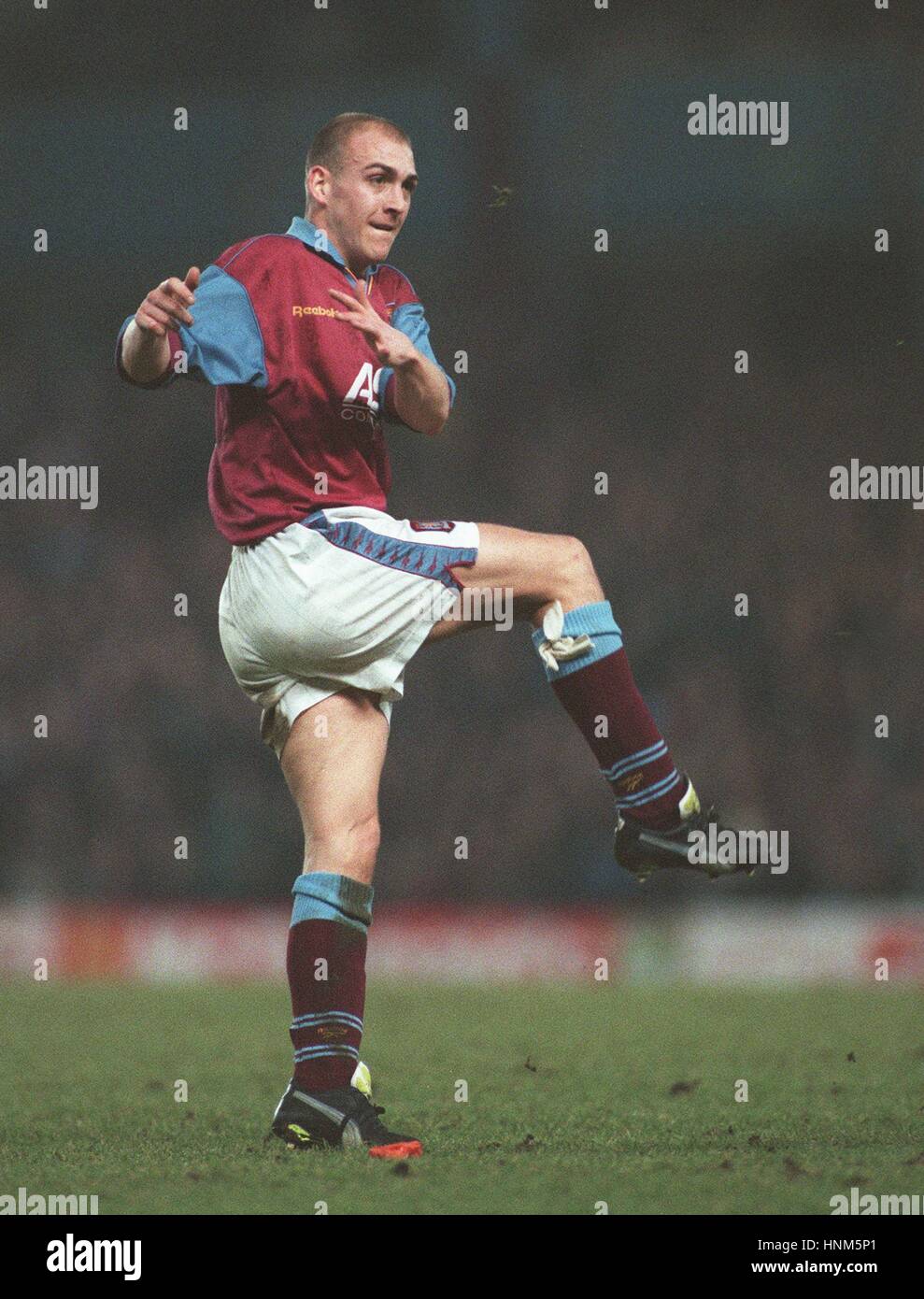 MARK DRAPER ASTON VILLA FC 24 January 1996 Stock Photo - Alamy