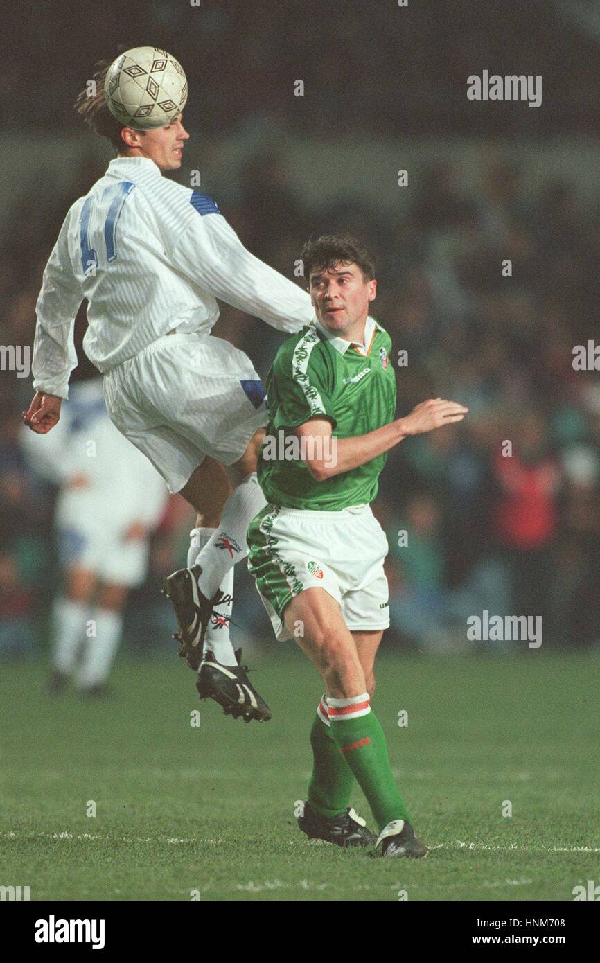ROY KEANE & SERGEI KIRYAKOV REP OF IRELAND V RUSSIA 02 April 1996 Stock Photo - Alamy