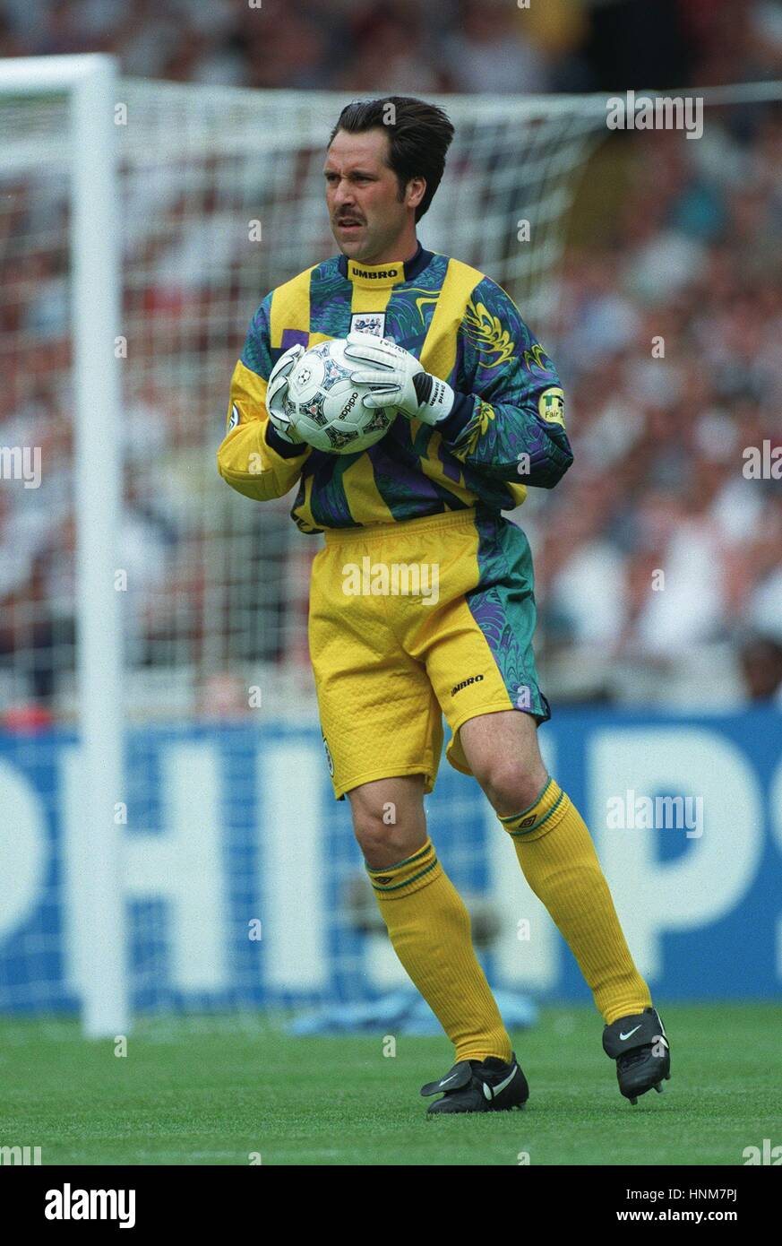 David seaman england 1996 hi-res stock photography and images - Alamy