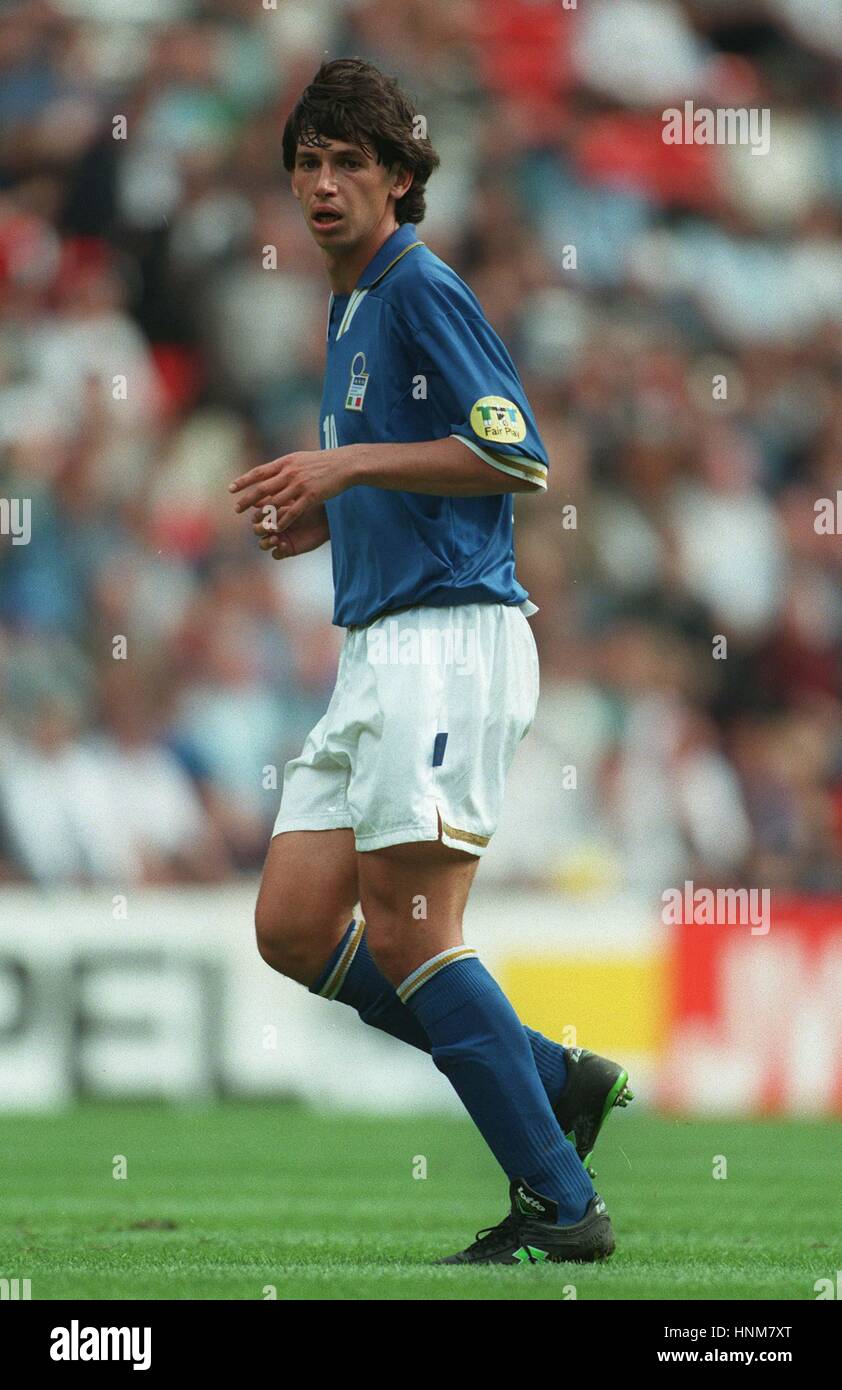 DEMETRIO ALBERTINI ITALY & AC MILAN FC 13 June 1996 Stock Photo - Alamy
