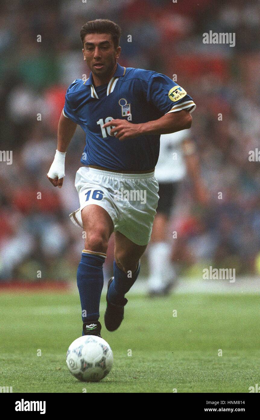 ROBERTO DI MATTEO ITALY & LAZIO 24 June 1996 Stock Photo - Alamy