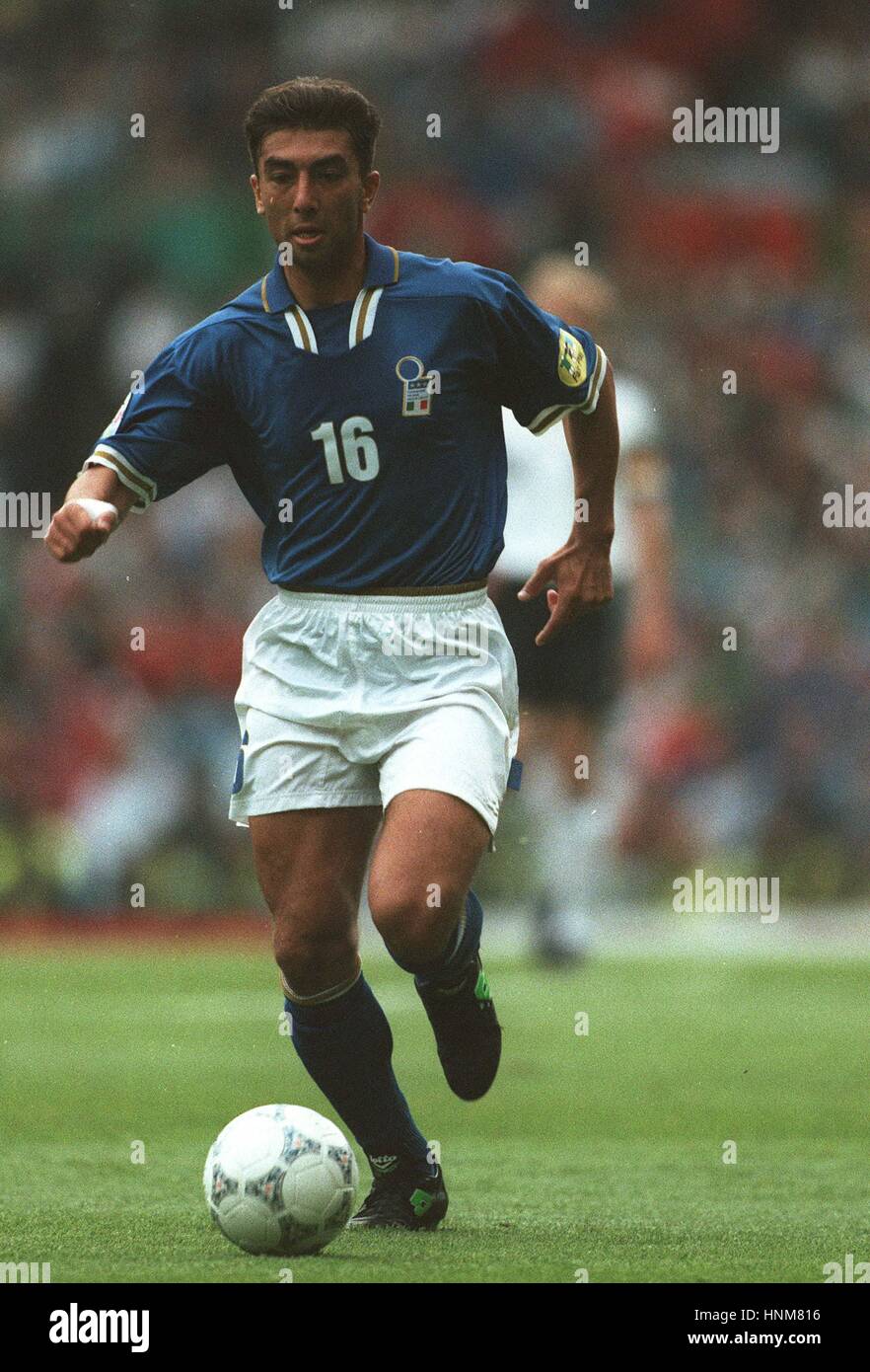 ROBERTO DI MATTEO ITALY & LAZIO 24 June 1996 Stock Photo - Alamy