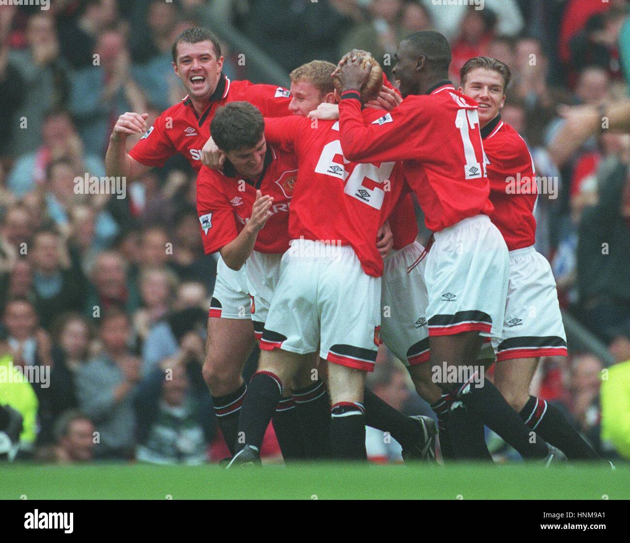MAN UNITED PLAYERS CELEBRATE MANCHESTER UNITED FC 26 October 1995 Stock ...