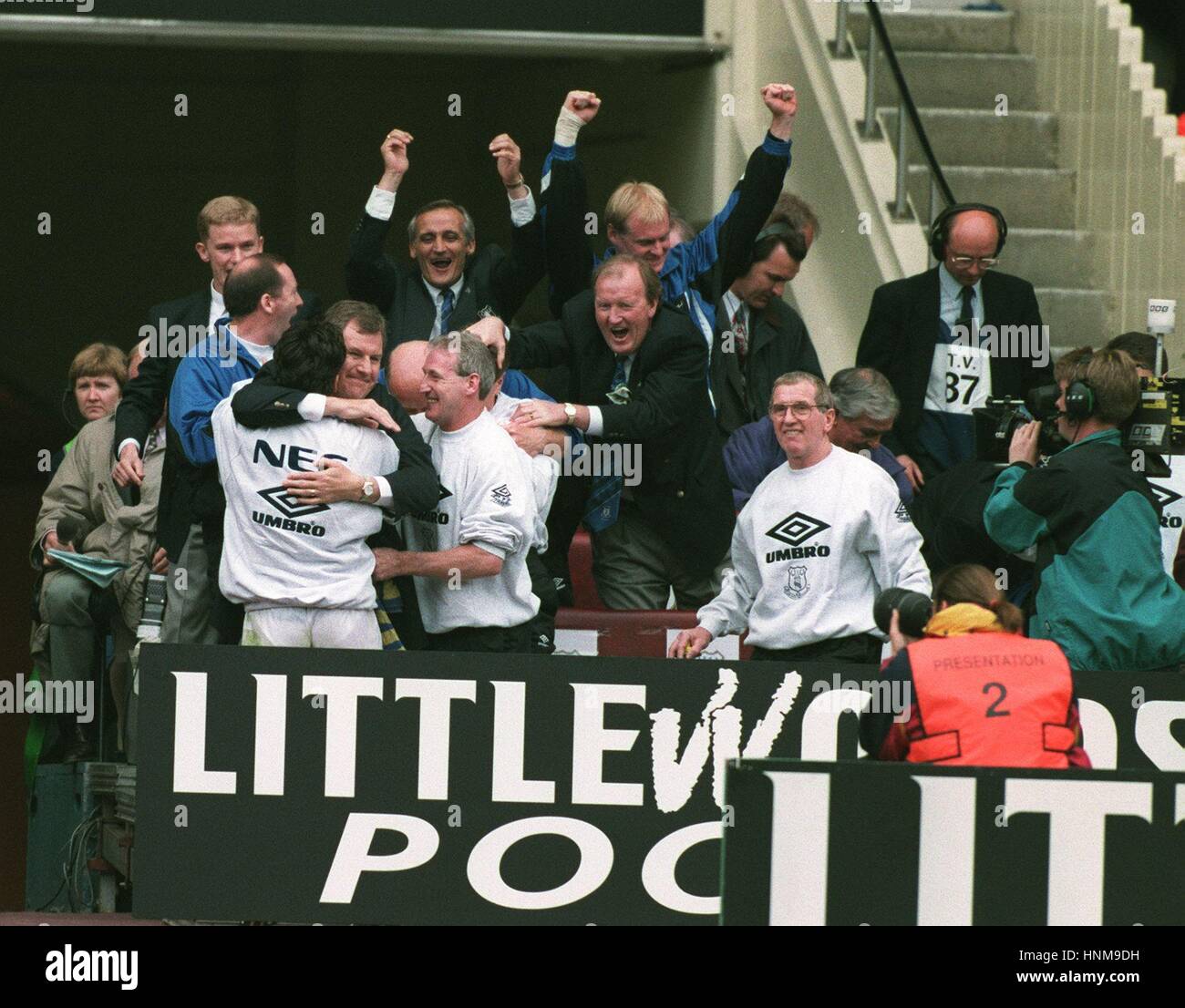 Everton celebrate winning hi-res stock photography and images - Alamy