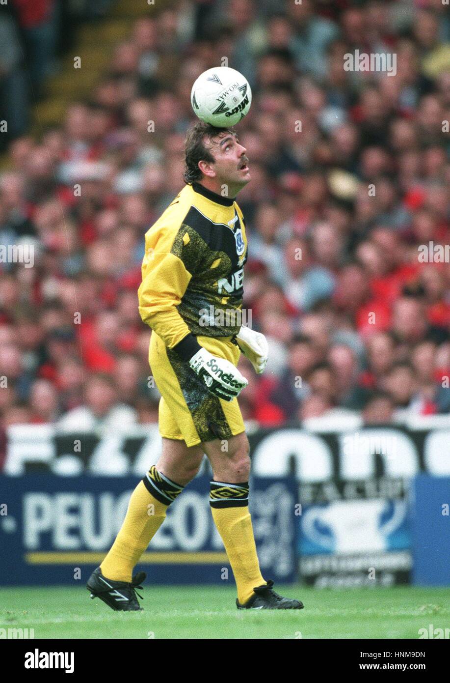 Neville southall everton 1995 hi-res stock photography and images - Alamy