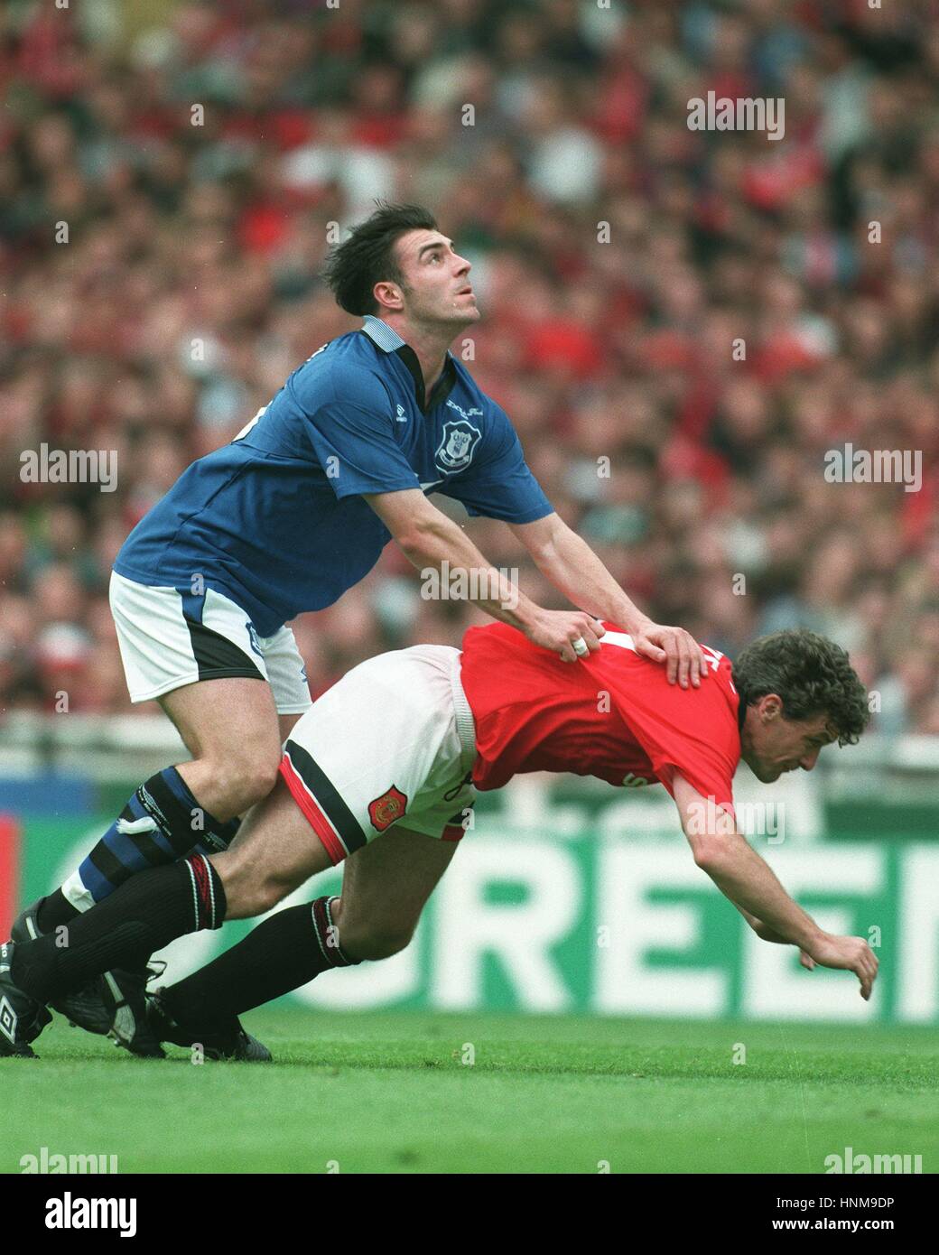 DAVID UNSWORTH & MARK HUGHES MANCHESTER UTD V EVERTON 08 November 1995 ...