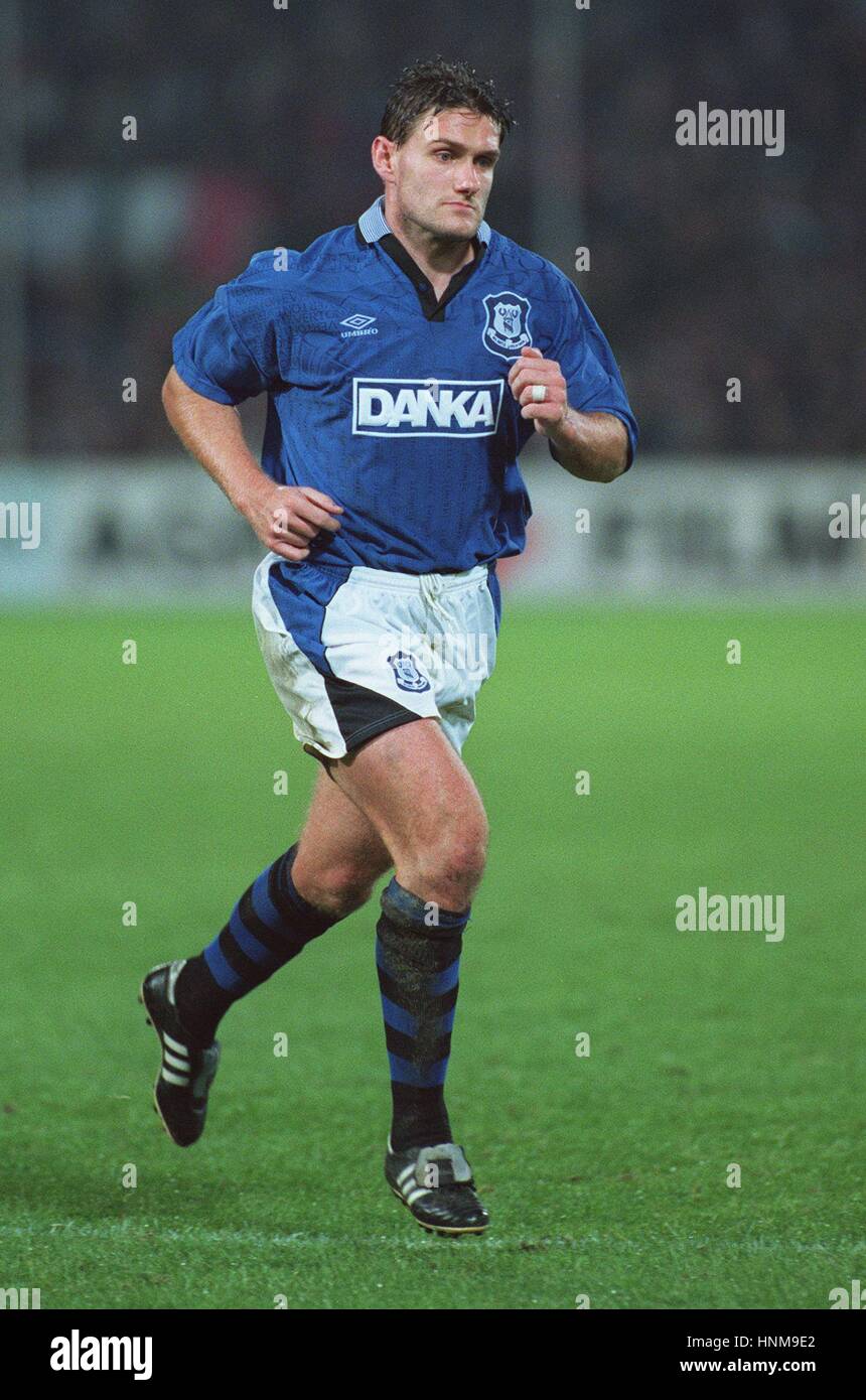 ANDY HINCHCLIFFE EVERTON FC 06 November 1995 Stock Photo - Alamy
