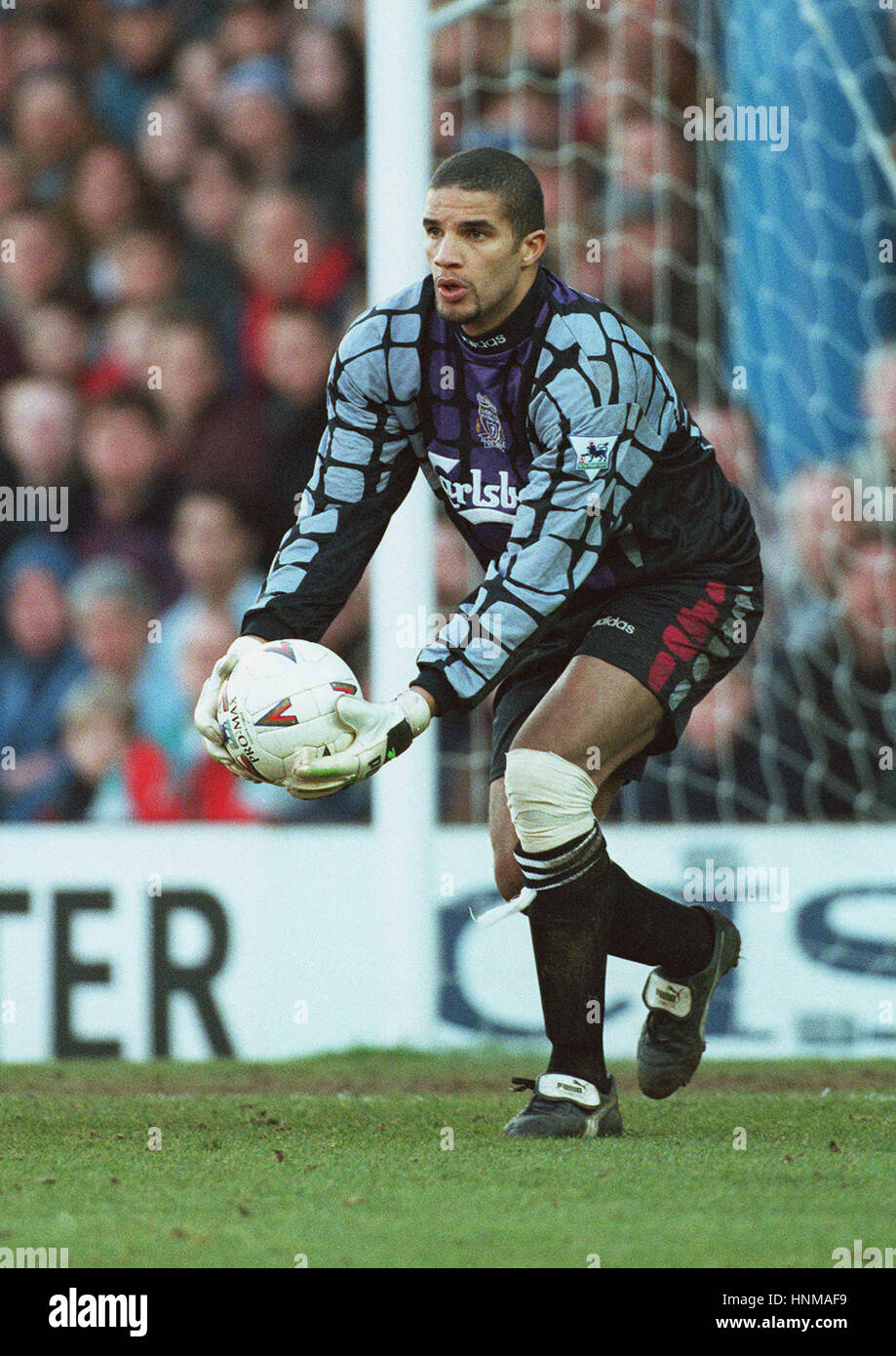 David james liverpool fc 1995 hi-res stock photography and images - Alamy