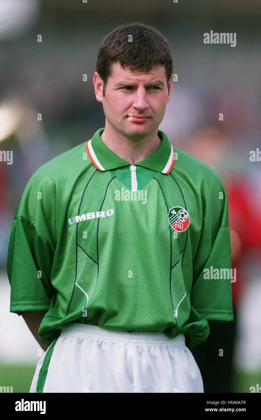 DENNIS IRWIN EIRE & MANCHESTER UNITED FC 30 November 1995 Stock Photo ...