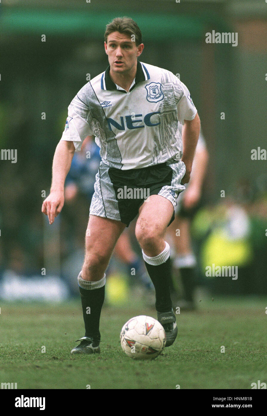 ANDY HINCHCLIFFE EVERTON FC 06 March 1995 Stock Photo - Alamy