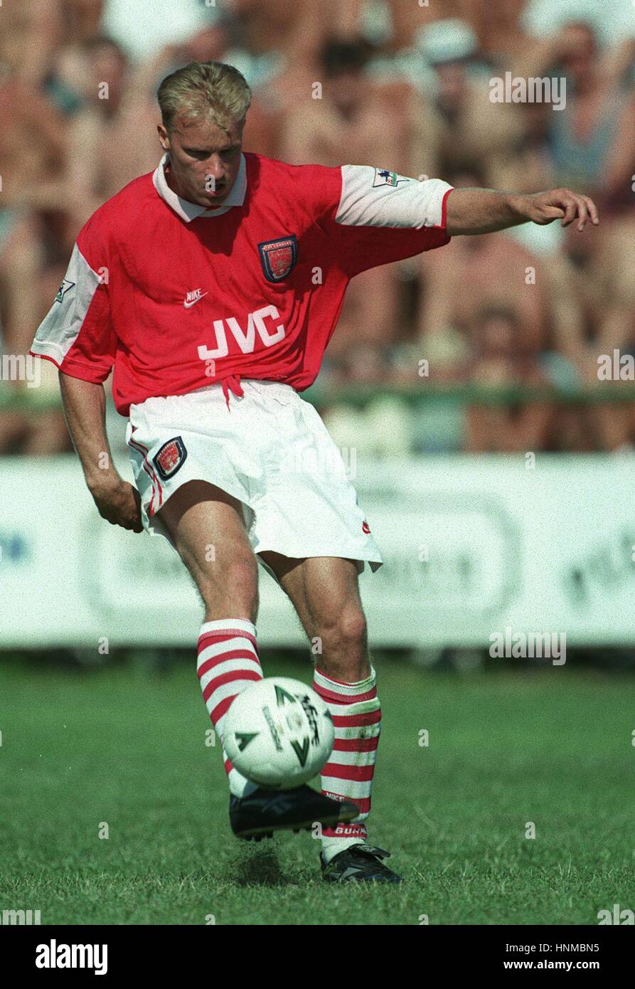 Bergkamp arsenal 1995 hi-res stock photography and images - Alamy