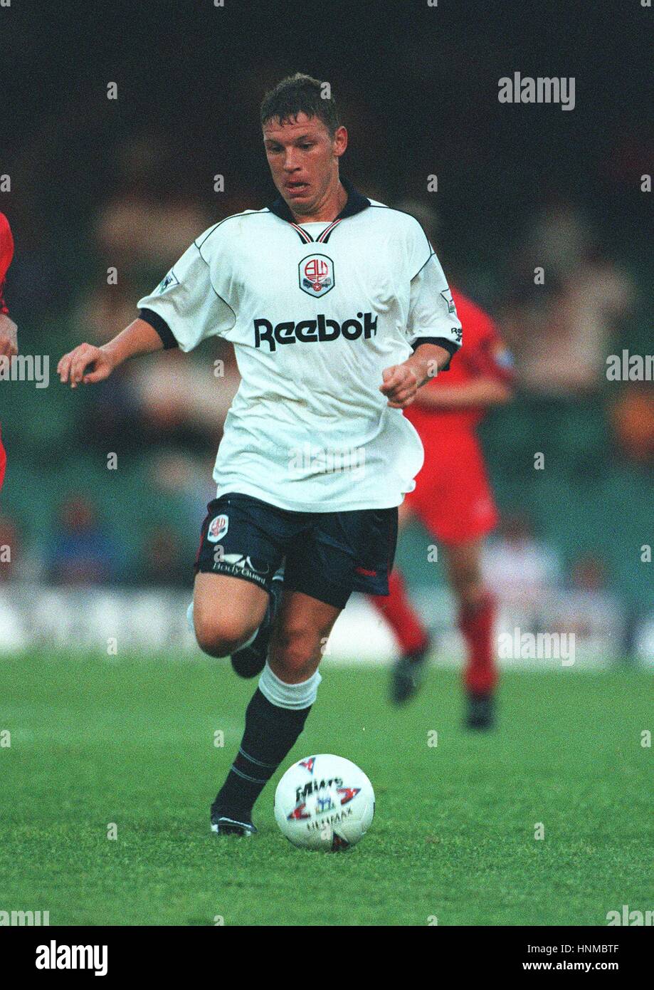ALAN THOMPSON ENGLAND U21 & BOLTON WANDERERS 10 August 1995 Stock Photo ...
