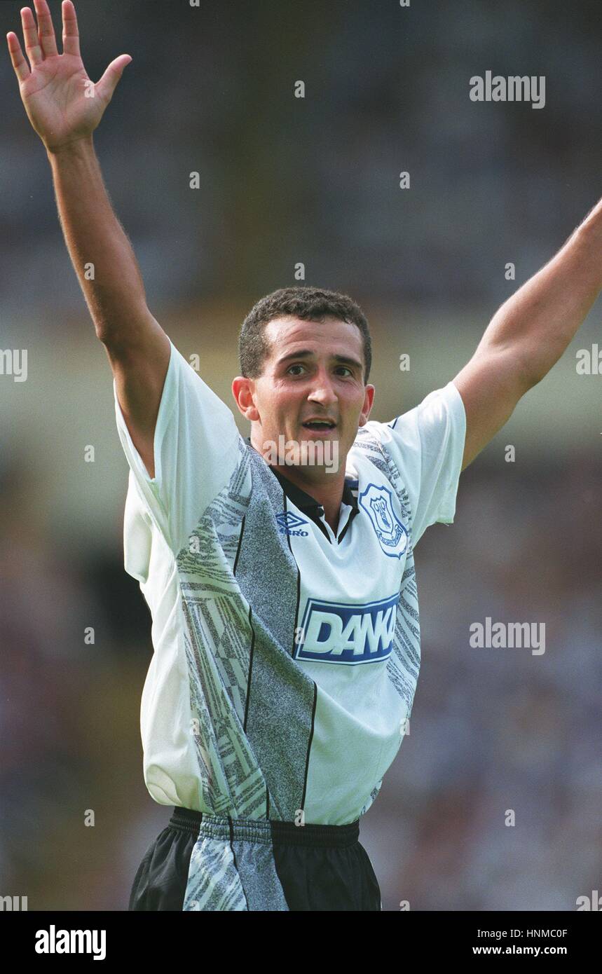 VINNY SAMWAYS CELEBRATES GOAL CHARITY SHIELD 1995 14 August 1995 Stock ...