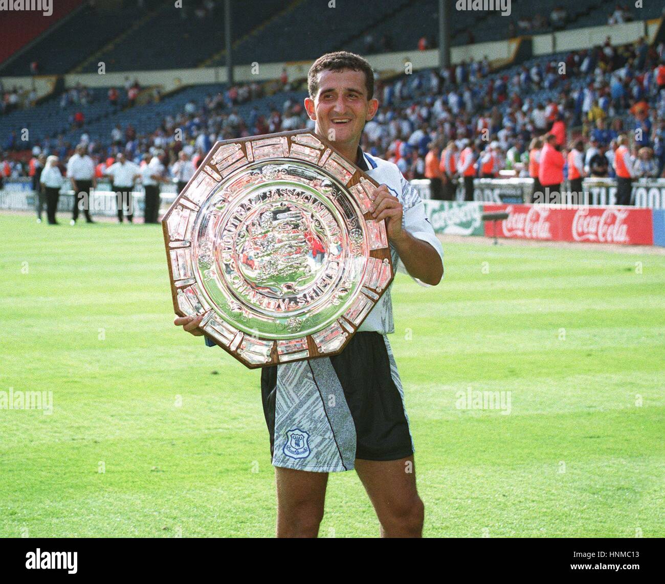 VINNY SAMWAYS HOLDING CHARITY SHIELD 1995 14 August 1995 Stock Photo ...