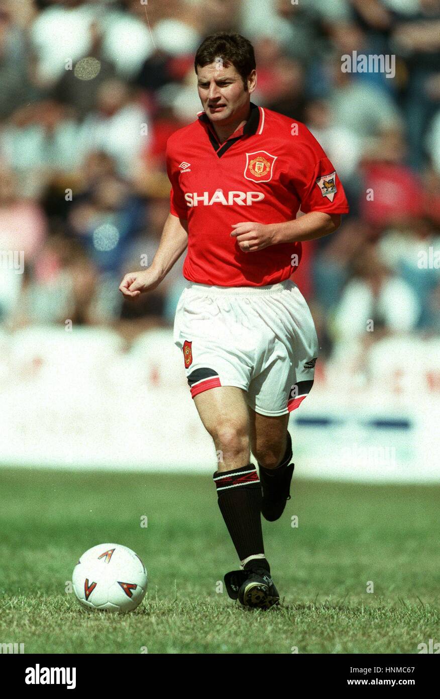 DENIS IRWIN MANCHESTER UNITED FC 15 August 1995 Stock Photo - Alamy