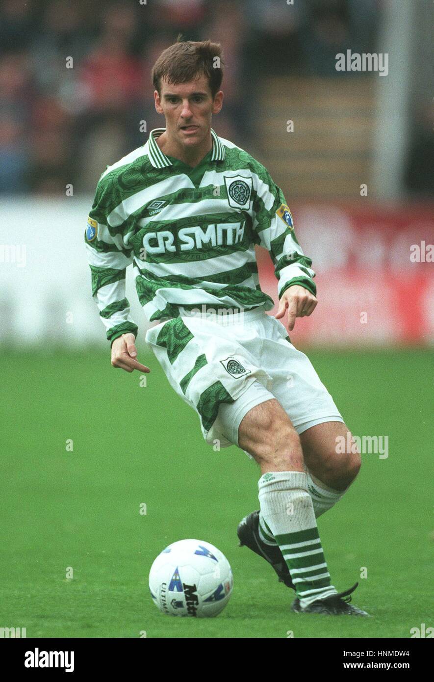 TOSH MCKINLAY GLASGOW CELTIC FC 11 September 1995 Stock Photo - Alamy
